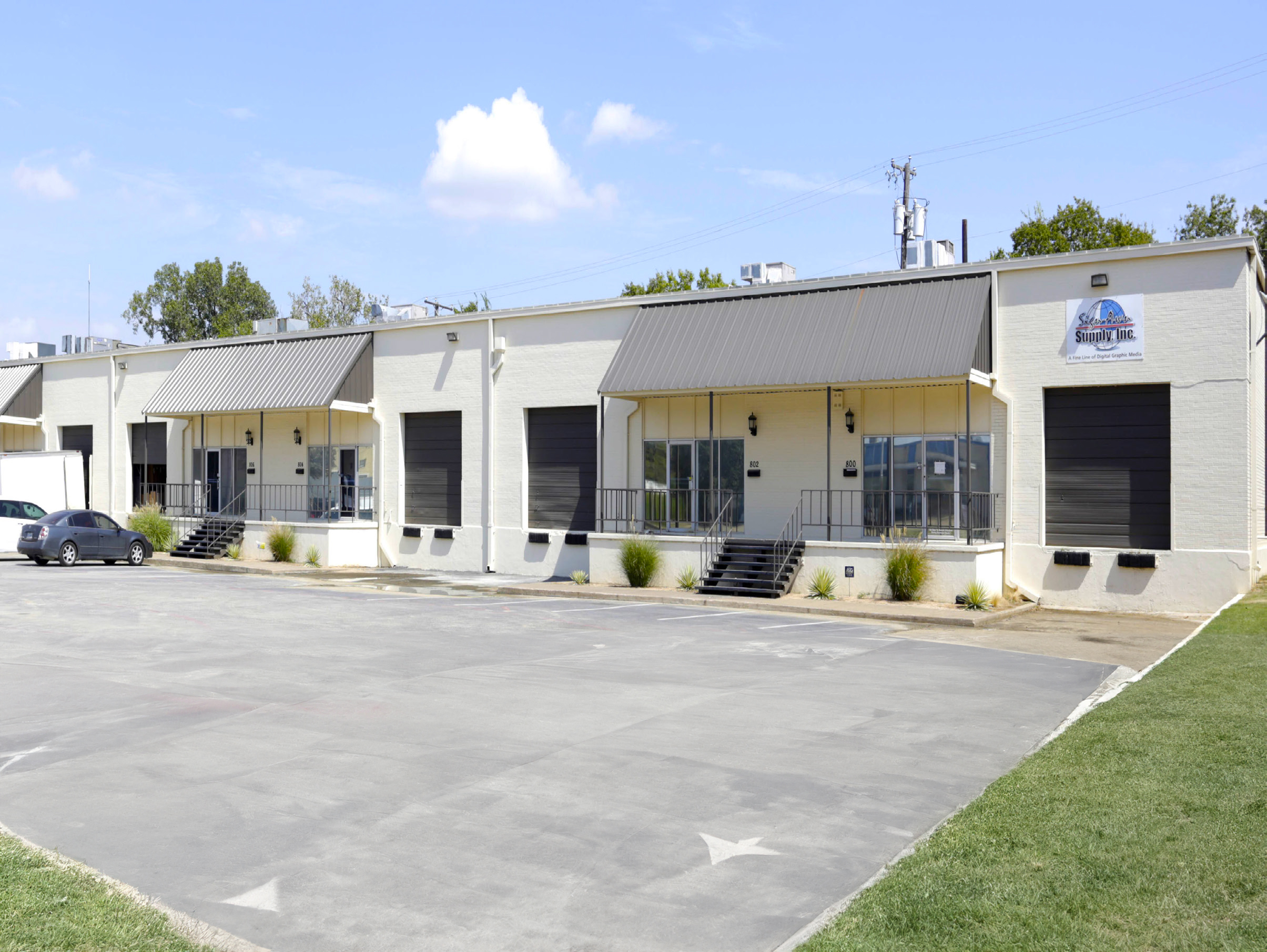 802-806_N_Great_Southwest_Parkway-1.jpg?1713194360